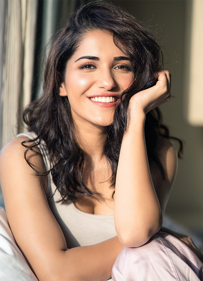 #RuhaniSharma : వీడియోలు వైరల్ ట్రెండింగ్‌లో హీరోయిన్ రుహాని శర్మ (ఫొటోలు) | Actress Ruhani ...